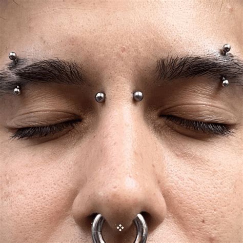 Guía de Piercing en la Ceja para 2025 Precio Nivel de Dolor Métodos