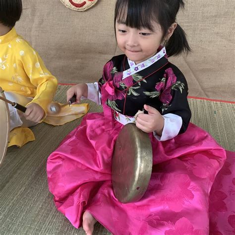 키즈스토리 유치원 사물놀이 꽹과리 장구 북 징 네가지 전통 악기 놀이 신명나게 두드리며