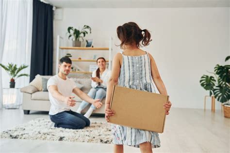 El Padre Con Ropa Informal Está En Casa Con Su Esposa E Hija Foto De