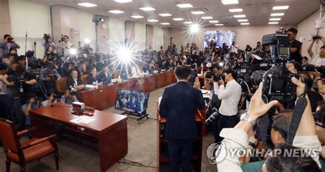 조국 후보자 선서 연합뉴스