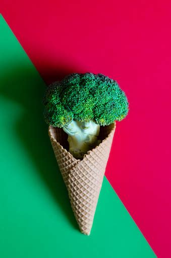 緑と赤の背景にアイスクリームワッフルコーンのブロッコリービーガン健康食品のコンセプト平面図コピー用スペース おやつのストックフォトや画像を