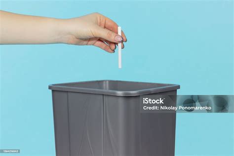 쓰레기통에 담배를 던지고 쓰레기통 앞에 담배를 손에 들고 금연 개념 금연에 대한 스톡 사진 및 기타 이미지 금연 담배 끊기