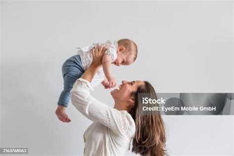 흰색 배경에 대고 귀여운 아기 소녀를 들어 올리는 행복 한 엄마 어머니에 대한 스톡 사진 및 기타 이미지 어머니 아기 딸 Istock