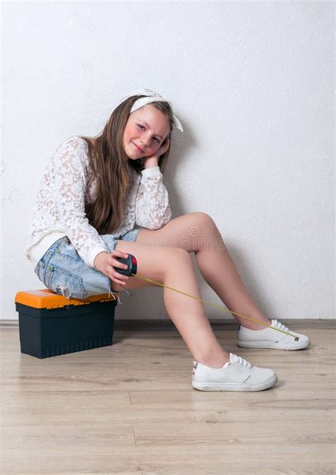 Jeune Fille Avec Des Outils Photo Stock Image Du Main Matériel 96158326