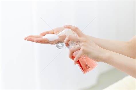 使用泡沫洗手液清洁消毒特写高清图片下载 正版图片507700806 摄图网
