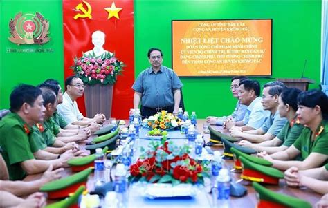 越南政府总理范明政在得乐省克容帕县公安处调研指导工作 Vietnam Vietnamplus