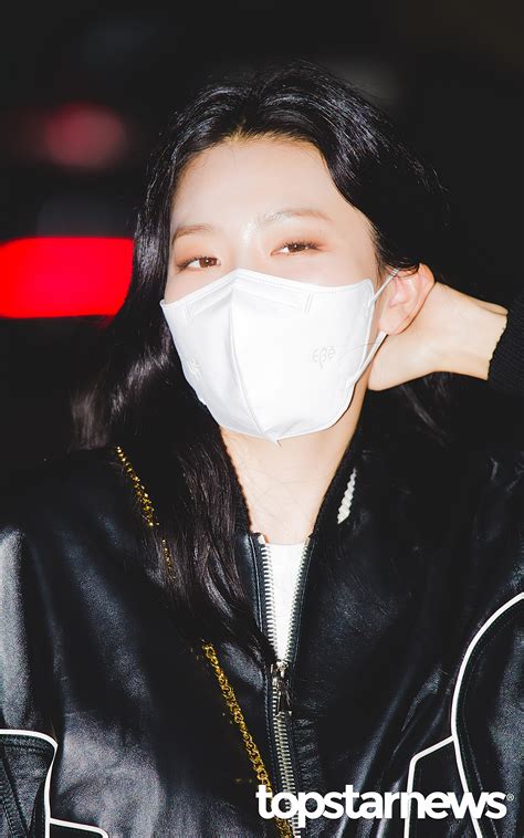 [hd포토] 레드벨벳 슬기 난 강슬기…치명적인 여자 웬디의 영스트리트 출근길 네이트 뉴스