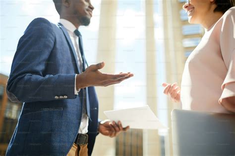 야외에서 동료에게 전략을 제공하면서 손짓을 하는 아프리카계 미국인 사업가의 클로즈업 사진 Unsplash의 여성 이미지