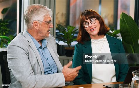 회의 비즈니스 및 사람들은 사무실에서 토론 제안 및 재정적 피드백을 통해 설명합니다 직원 투자 정보 예산 관리 및 협상 제안에 대한 대화 및 계획 2명에 대한 스톡 사진 및