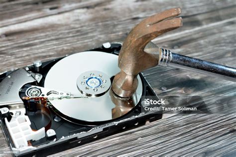 Hdd 플래터 및 스핀들 모터의 강철 해머 하드 디스크 드라이브 분해 손상된 구성 요소 컴퓨터 유지 보수 복구 데이터 지우기 데이터 킬러 소프트웨어 개념 0명에 대한 스톡