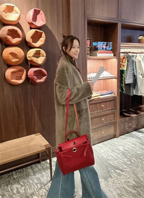 패션엔 뉴욕댁 손태영 벌써 연말 분위기 한껏 두꺼워진 퍼 코트 나들이룩