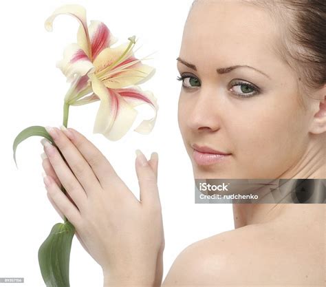 美しい女性に孤立した白い背景スイレンの花 1人のストックフォトや画像を多数ご用意 1人 アロマテラピー エステティックサロン