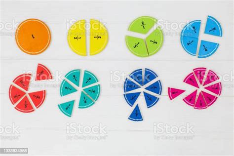 흰색 나무 테이블에 여러 가지 빛깔의 분수 블록 노트북 학교로 돌아가서 재미있는 수학 유치원 유치원 교육을위한 게임 분수 기호에 대한 스톡 사진 및 기타 이미지 Istock