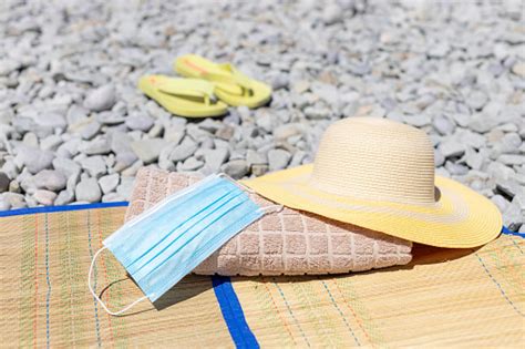 조약돌 해변에서 보호 의료 용 마스크 비치 타월 밀짚 모자 및 여성 플립 플롭 0명에 대한 스톡 사진 및 기타 이미지 0명 개념 건강관리와 의술 Istock