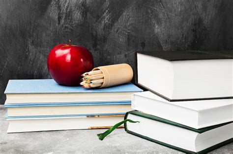 학교 특성도 서 색깔된 연필 노트북 어두운 배경에서 애플 개념에 대한 스톡 사진 및 기타 이미지 개념 검은색 공란