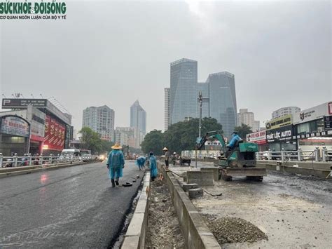 Hàng Chục Công Nhân đội Mưa Gấp Rút Hoàn Thành Hầm Chui Lê Văn Lương