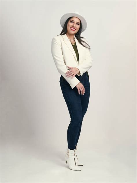 About Paula Sofia Paula Sofia Singer