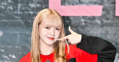 엔믹스 릴리 살아있는 금발 인형 [사진]