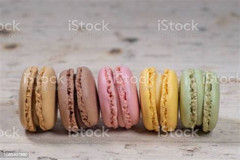 화려한 프랑스 Macarons 오래 된 나무 질감 배경에 고립 파스텔 색상imagen 갈색에 대한 스톡 사진 및 기타 이미지