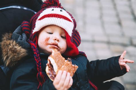 아이 보 먹는 식욕을 돋 우는 따뜻한 신선한 Trdlo 또는 Trdelnik 초콜릿전통적인 국가 체코 달콤한 과자 반죽 12월에
