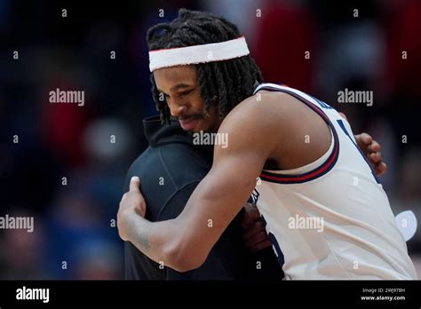 Dayton Forward Daron Holmes Ii Right Hugs Anthony Grant Left After