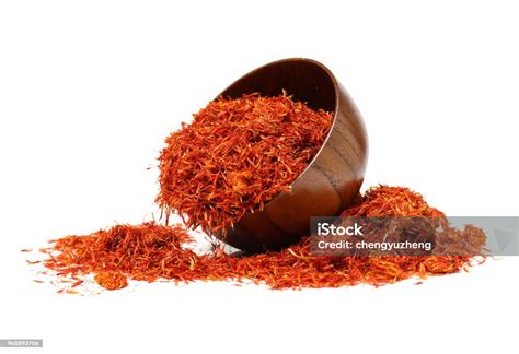 이국적인 빨간 뜨거운 향미료 사프란 착 색 음식 배경입니다 격리 검은 배경에 사프란 향신료를 건조 원시 유기 암 꽃 술 가루 사프란 테이블에 흩어져 있습니다 붉은 사프란