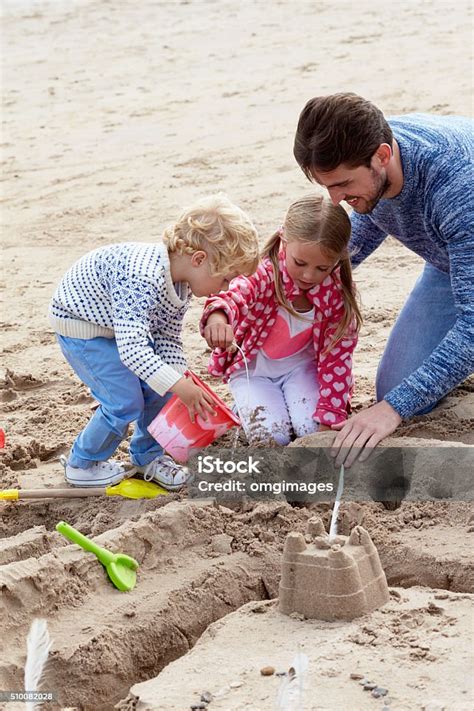 아버지도 계셨지요 및 어린이 미흡함 Sandcastles 에 플라주 발허리뼈와 2 3 살에 대한 스톡 사진 및 기타 이미지 2 3 살 3 명 30 39세 Istock