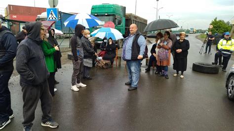 ფოთში მეორე დღეა აქციის მონაწილეებს გაფორმების ეკონომიკური ზონისკენ მიმავალი საავტომობილო და