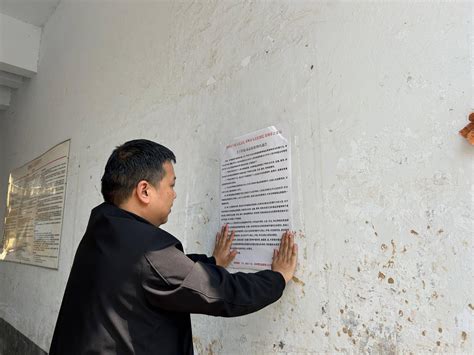 荥阳市京城路街道平安社区：党建引领网格助力 禁种铲毒踏查行动辖区植物宣传