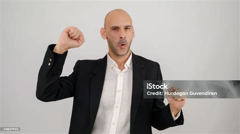 스튜디오에서 양복을 입은 중년 사업가가 춤을 추며 하얀 배경 앞에서 카메라를 바라보고 있다 남자에 대한 스톡 사진 및 기타 이미지 남자 남자들만 스튜디오 촬영