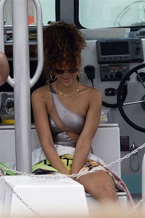 Rihanna Exposing Her Sexy Body In Swimsuit On Private Photos Porn