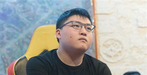 Uzi要违背约定了？答应小明rng进决赛去武汉，女友发博：不去！腾讯新闻