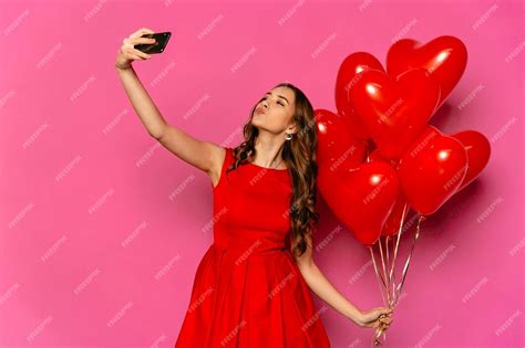 День Святого Валентина красивая женщина взяв Selfie давая поцелуй