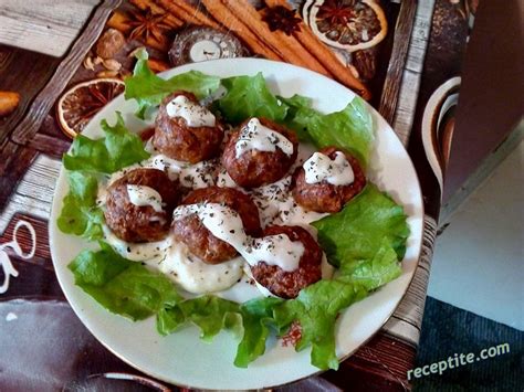 Мини кюфтенца със сос Бешамел и топено сирене Рецепта от Веселият Готвач