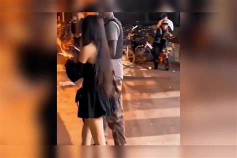 酒吧门口奇葩一幕，女子街头对黑人心生爱意半小时两人上车离开