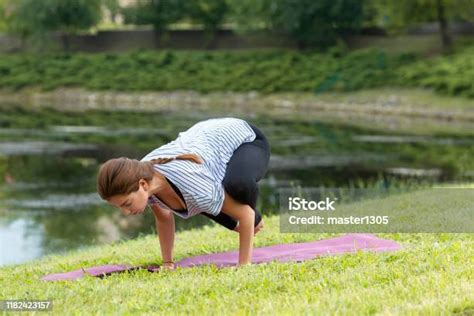 녹색 공원에서 요가 운동을하고 젊은 아름다운 여자 건강한 라이프 스타일과 피트니스 개념 Mental Wellbeing에 대한