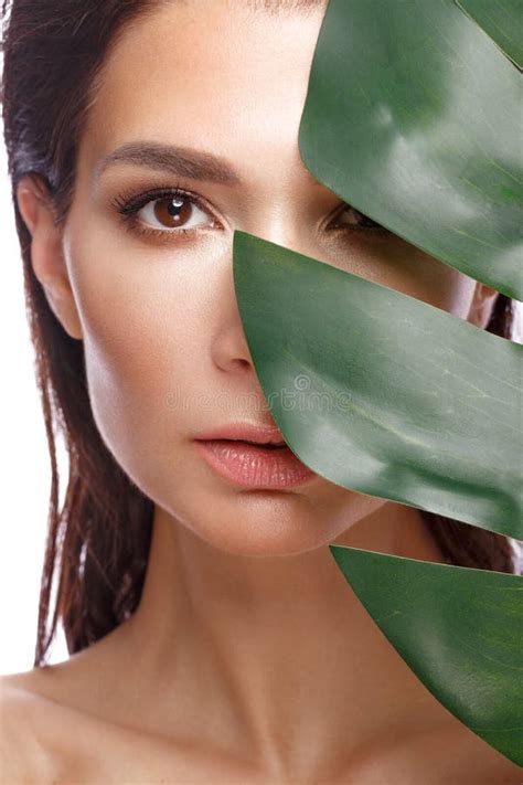 La Bella Ragazza Fresca Con Pelle Perfetta Naturale Compone E Foglie Verdi Fronte Di Bellezza