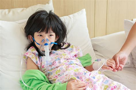 호흡기 치료를 위한 분무기로 아픈 작은 아시아 소녀 흡입 아이에 대한 스톡 사진 및 기타 이미지 아이 환자 6 7 살