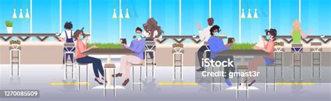 카페 방문자는 코로나 바이러스 전염병 사회 불변 개념 사람들이 레스토랑 테이블에 앉아 방지 하기 위해 거리를 유지 마스크에 수평