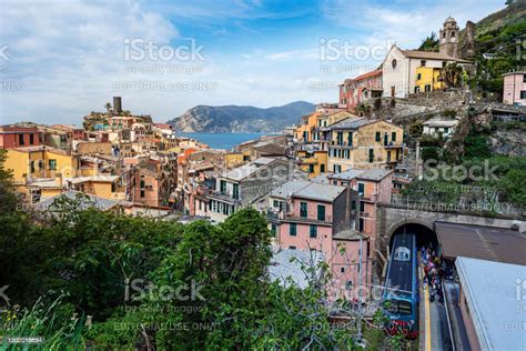 기차가 도착하고 출구로 이동 승객 관광객과 철도 Sation에서 Vernazza 마을에서 보기 카스텔로 도리아 왼쪽 친퀘 테레