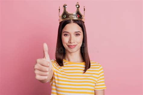 Foto De Una Promotora Confiable Señora Levanta El Pulgar Y Aconseja