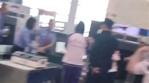 长沙南站一学生安检时砸伤民警，目击者：被要求开箱检查，未发现异常后情绪失控凤凰网视频凤凰网
