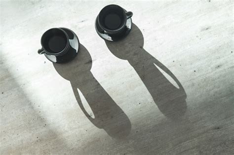 긴 컵 그림자를 그리는 밝은 백라이트가있는 테이블에 커피 점토 검은 컵 두 개 현대 부엌 개념의 커플을위한 커피 0명에 대한 스톡 사진 및 기타 이미지 Istock