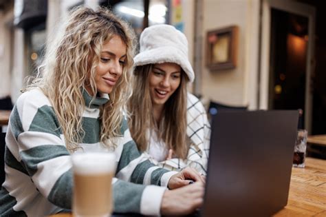Photo Libre De Droit De Jeunes Amies Dégustant Une Tasse De Café Et