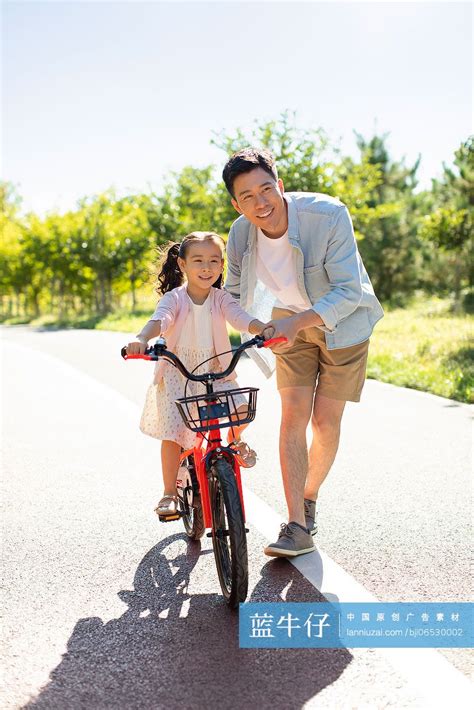 父亲教女儿骑自行车 蓝牛仔影像 中国原创广告影像素材