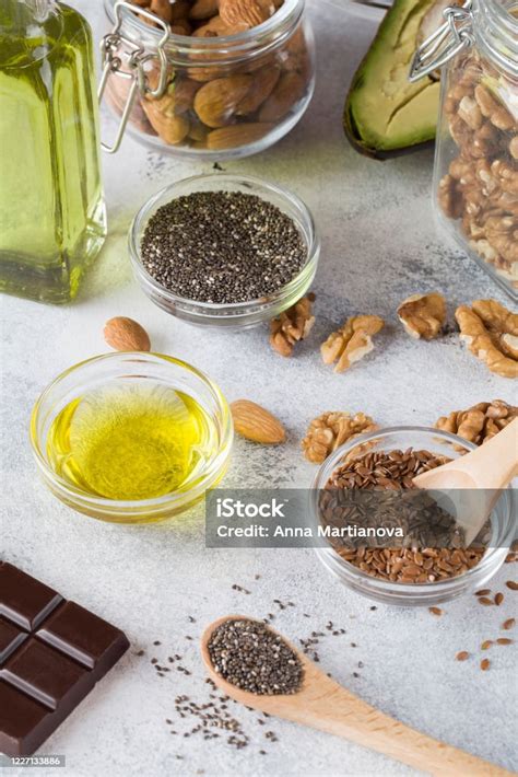 건강 한 지방 소스 아마 견과류 오일 아보카도 치아 씨앗 쓴 초콜릿 건강한 음식의 개념 건강한 생활방식에 대한 스톡 사진 및
