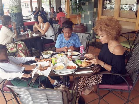 TAZAMA ZARI WA DIAMOND AKILA BATA NA WATOTO WAKE DAILY MAIL