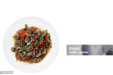 닭고기 굴 소스 매운 음식 칠리 푸드 튀긴 야채 굴 소스를 곁들인 소고기 튀김 흰 배경의 흰색 접시 태국 음식 위에 바질 잎 건강한 생활방식에 대한 스톡 사진 및 기타