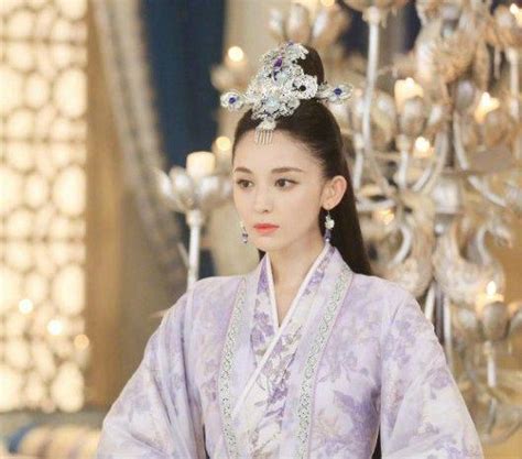 明星美照：图一古力娜扎黑色衬衣穿搭，气场强大，落落大方！