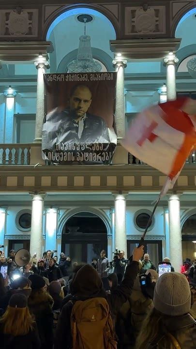 📣 სოლიდარობა თეატრს ” მოქალაქეები მსვლელობით ახალ თეატრთან სოლიდარობის გამოსახატად მივიდნენ